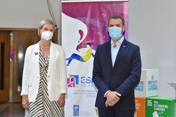 Inka Mattila, representante del PNUD y Jake Kheel, presidente de ECORED ...