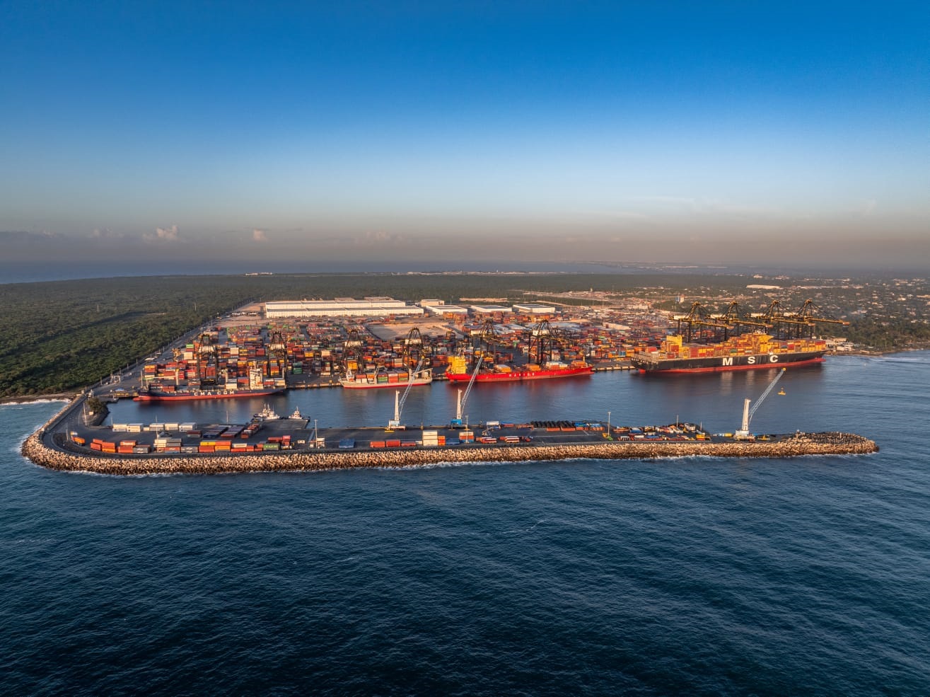 Gigantesco buque de carga es recibido en terminal dominicana ...