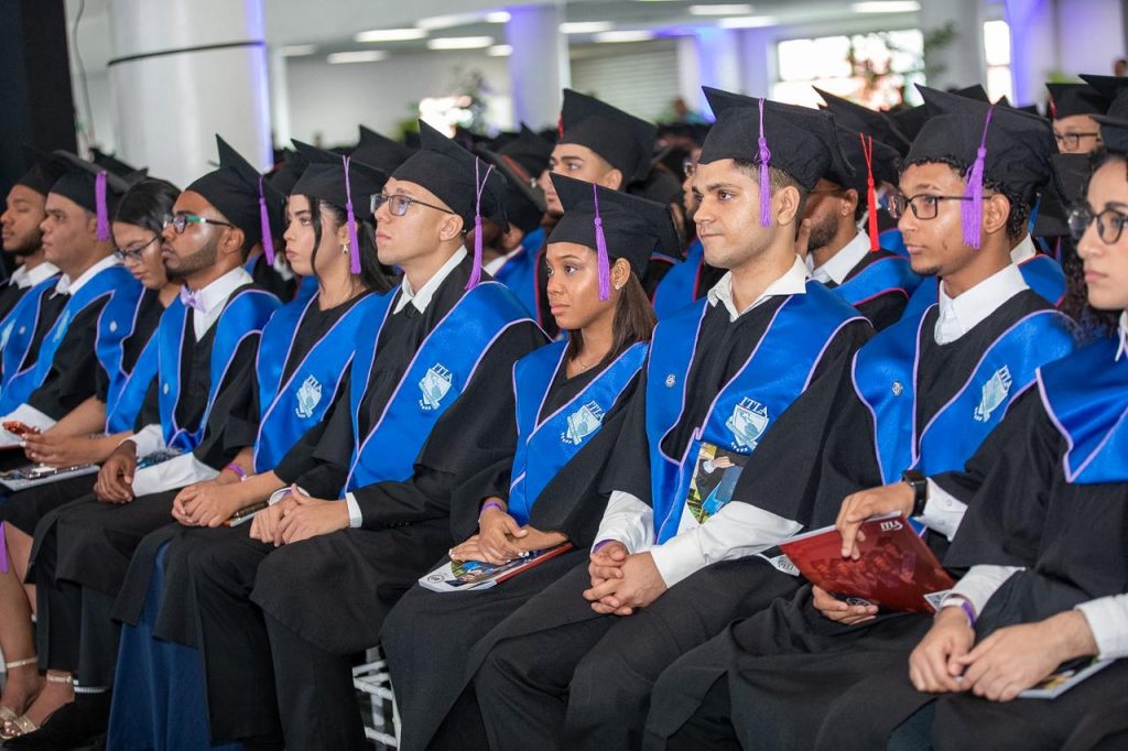 Presidente Abinader encabeza vigésima graduación del ITLA | AlMomento ...
